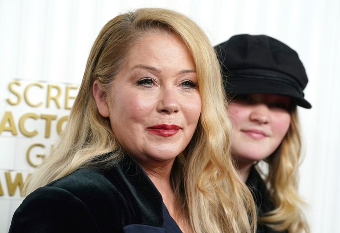 Christina Applegate maakt laatste wandeling over rode loper na MS ...