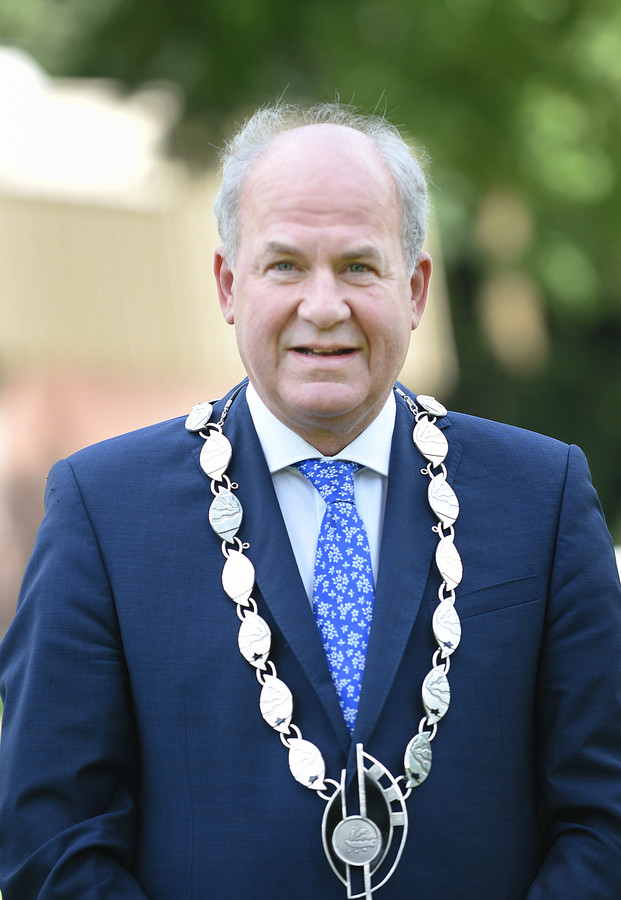 Deze liedjes uit de Top 2000 zijn favoriet bij burgemeesters in West ...