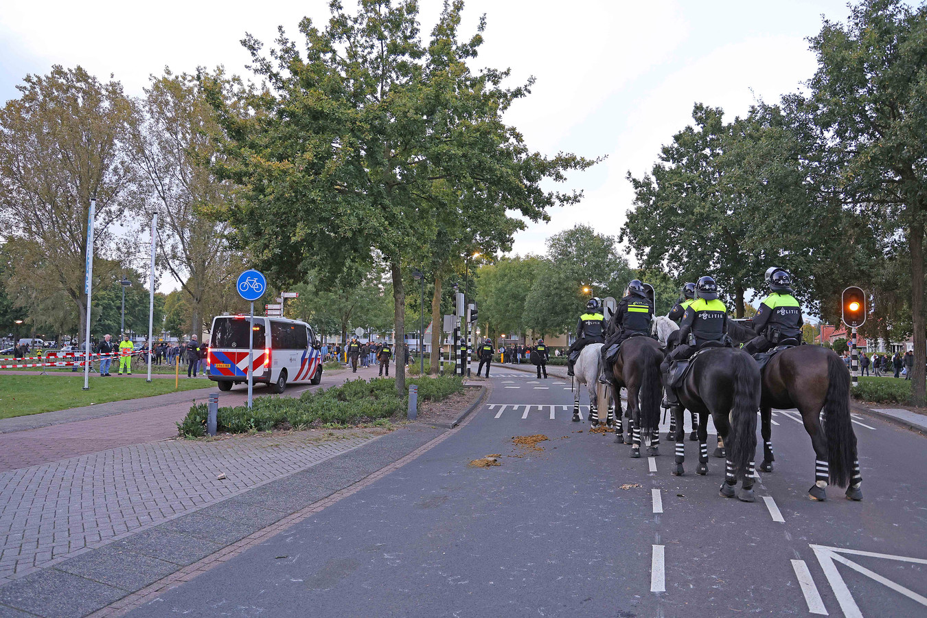 Agenten belaagd na RKC-Ajax: relschoppers gooien met stenen en ...