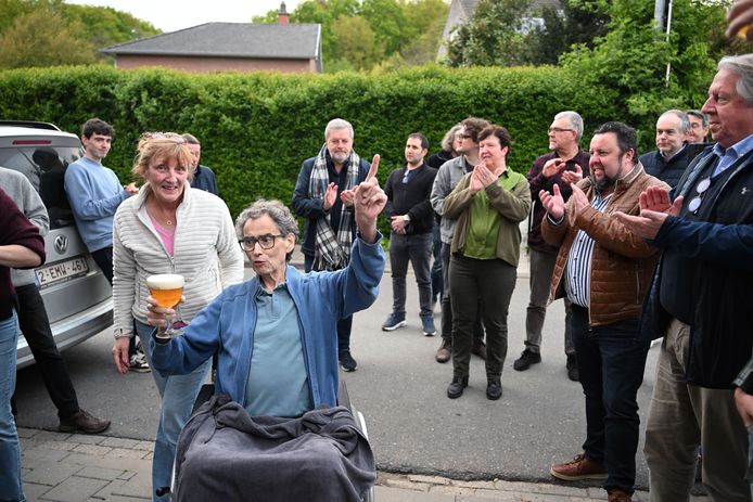 Veel aanwezigen op afscheidsdrink voor terminale cafébaas Eric (58 ...