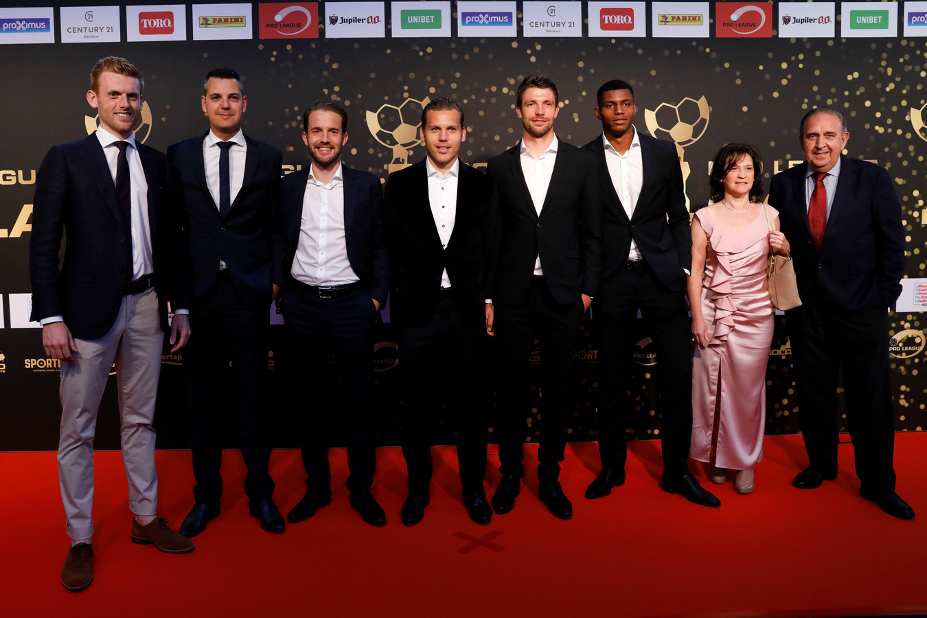 Brugse kampioenen én WAGs stelen de show op rode loper van Gala ...