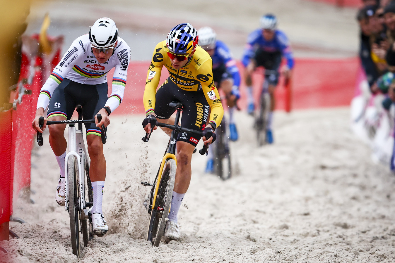 Het weerzien tussen Mathieu van der Poel en Wout van Aert duurde ...