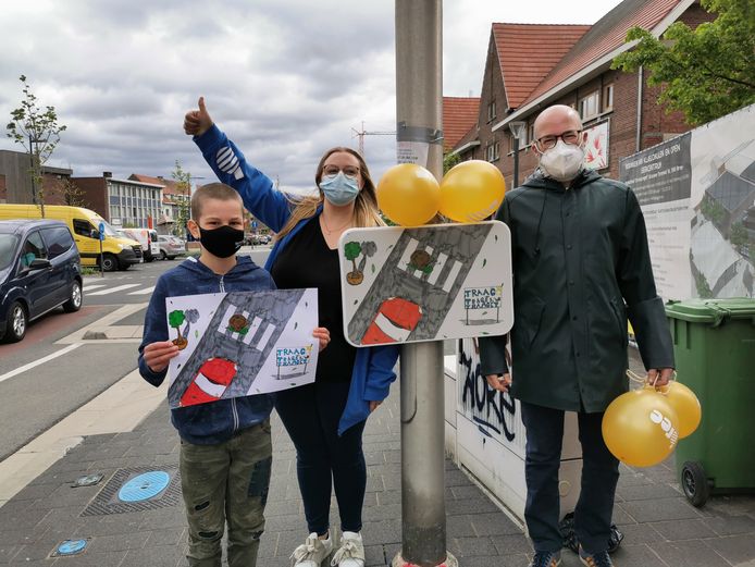 Tekening van lagere schoolleerlingen omgezet in echt verkeersbord ...