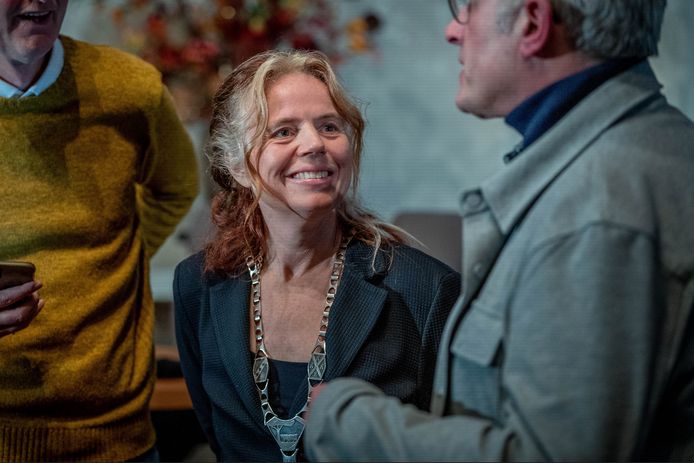 Na twee jaar wachten is Renske Helmer het nu echt: burgemeester van ...