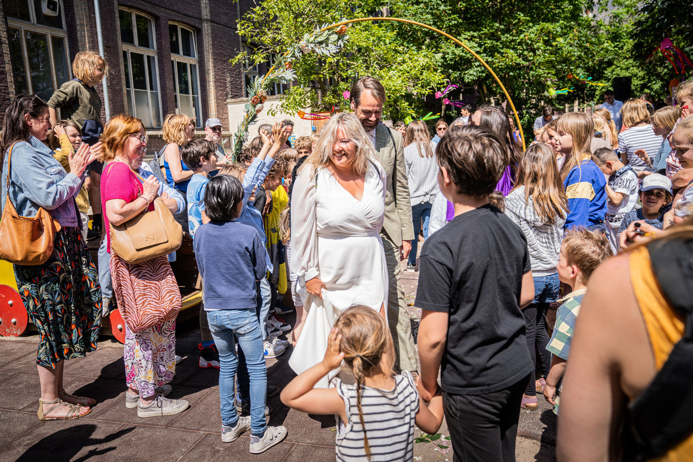 Juf Eva zegt (voor de tweede keer) ‘ja’ met de hele school als publiek ...