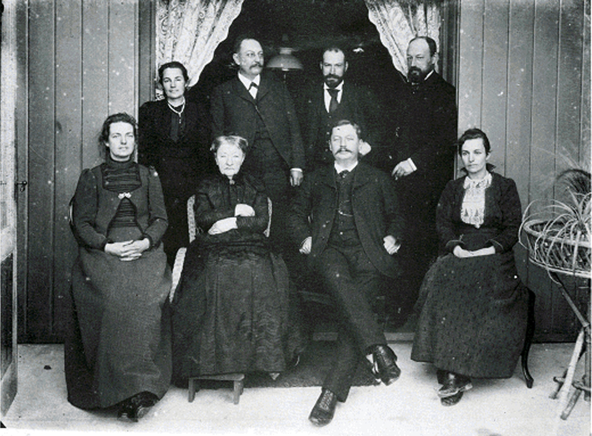 Speurtocht naar bewijzen horror Het Ronde Huis in Nunspeet loopt uit de ...