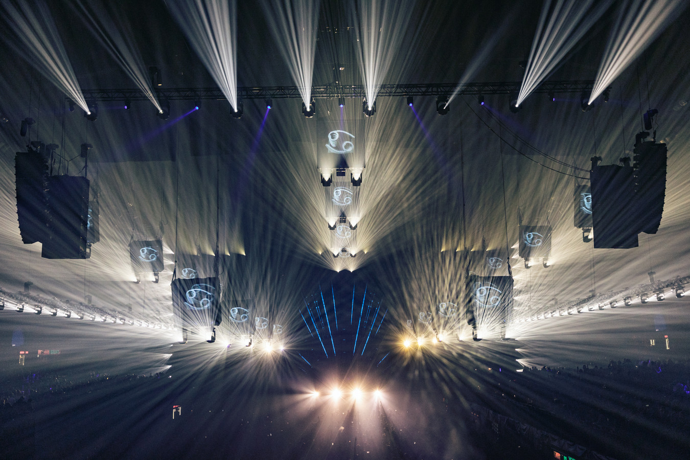 IN BEELD. Honderden lasers op nieuw Zillion-feest in uitverkocht ...