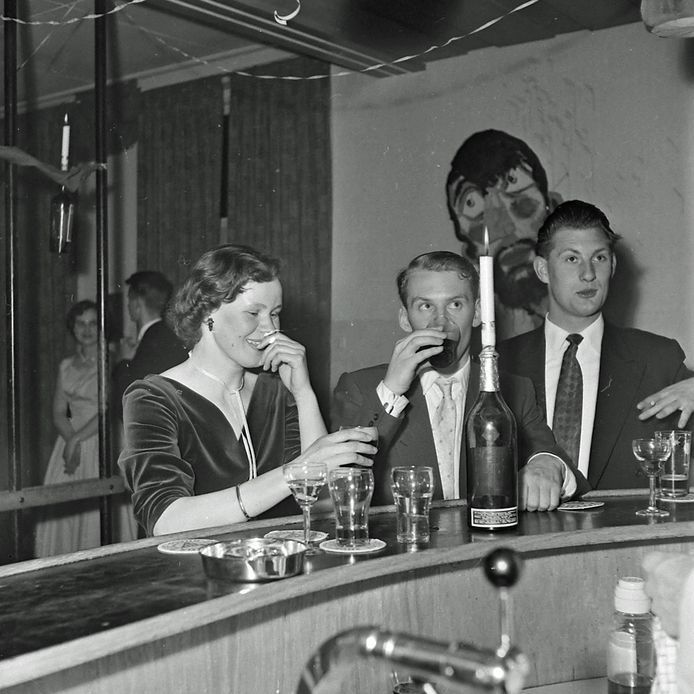 Een feestje bij het Eindhovens Studenten Corps in 1958 | Eindhoven | AD.nl