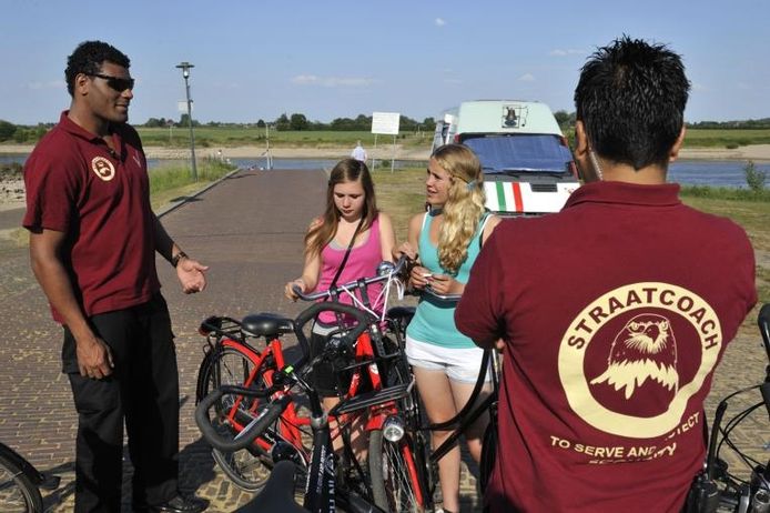 Tiel maakt kennis met de straatcoach | Rivierenland | gelderlander.nl