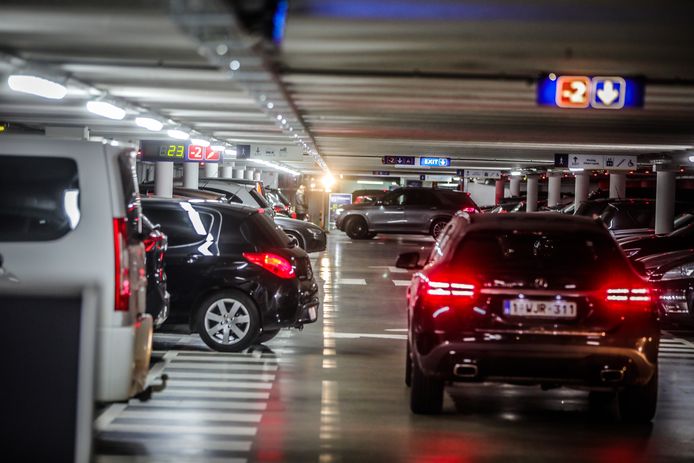 Daar zijn de Britten weer: Brexit houdt toeristen niet langer tegen om Brugse kerstmarkt te ...