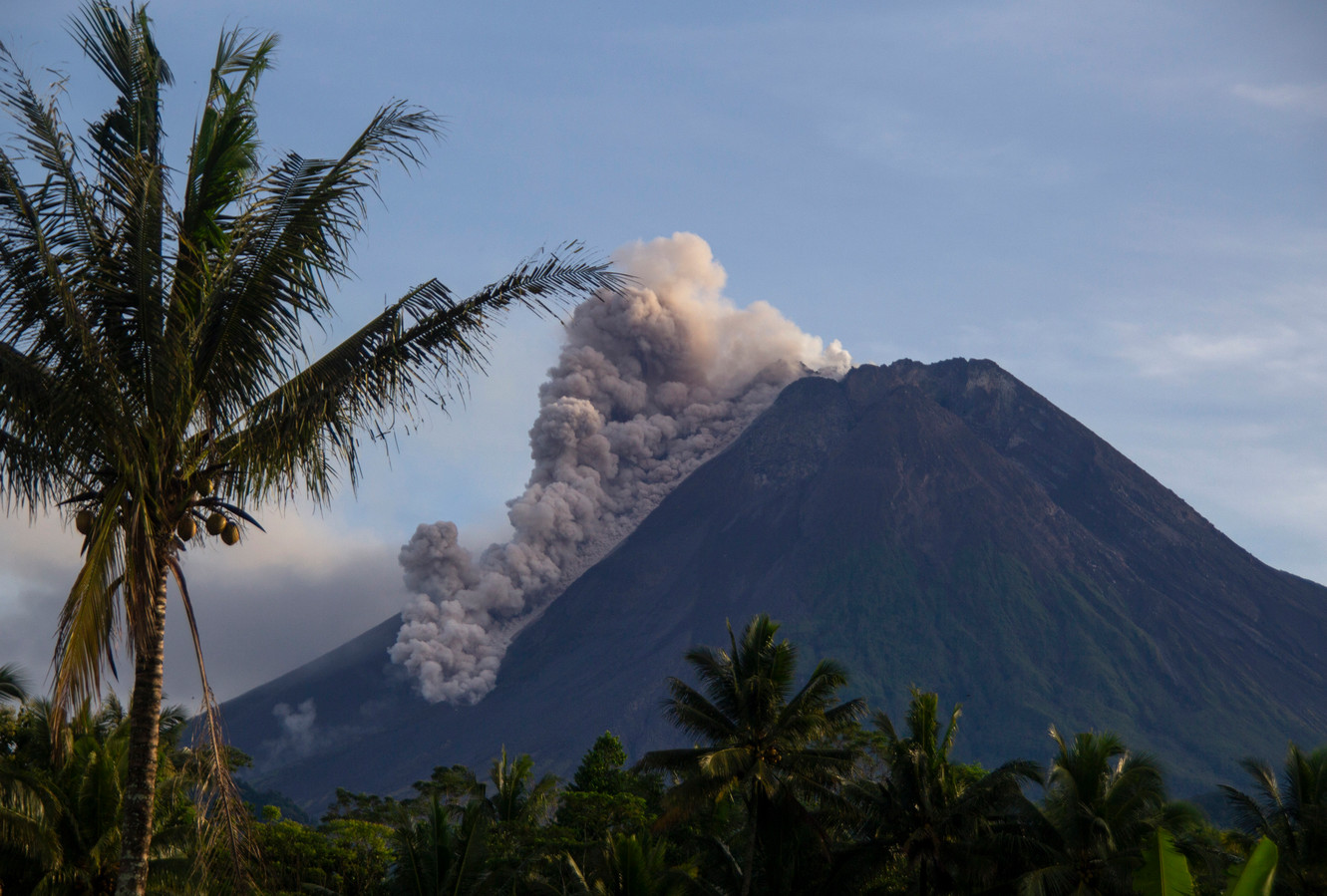 De Merapi gromt en kreunt: actiefste vulkaan van Indonesië braakt ...