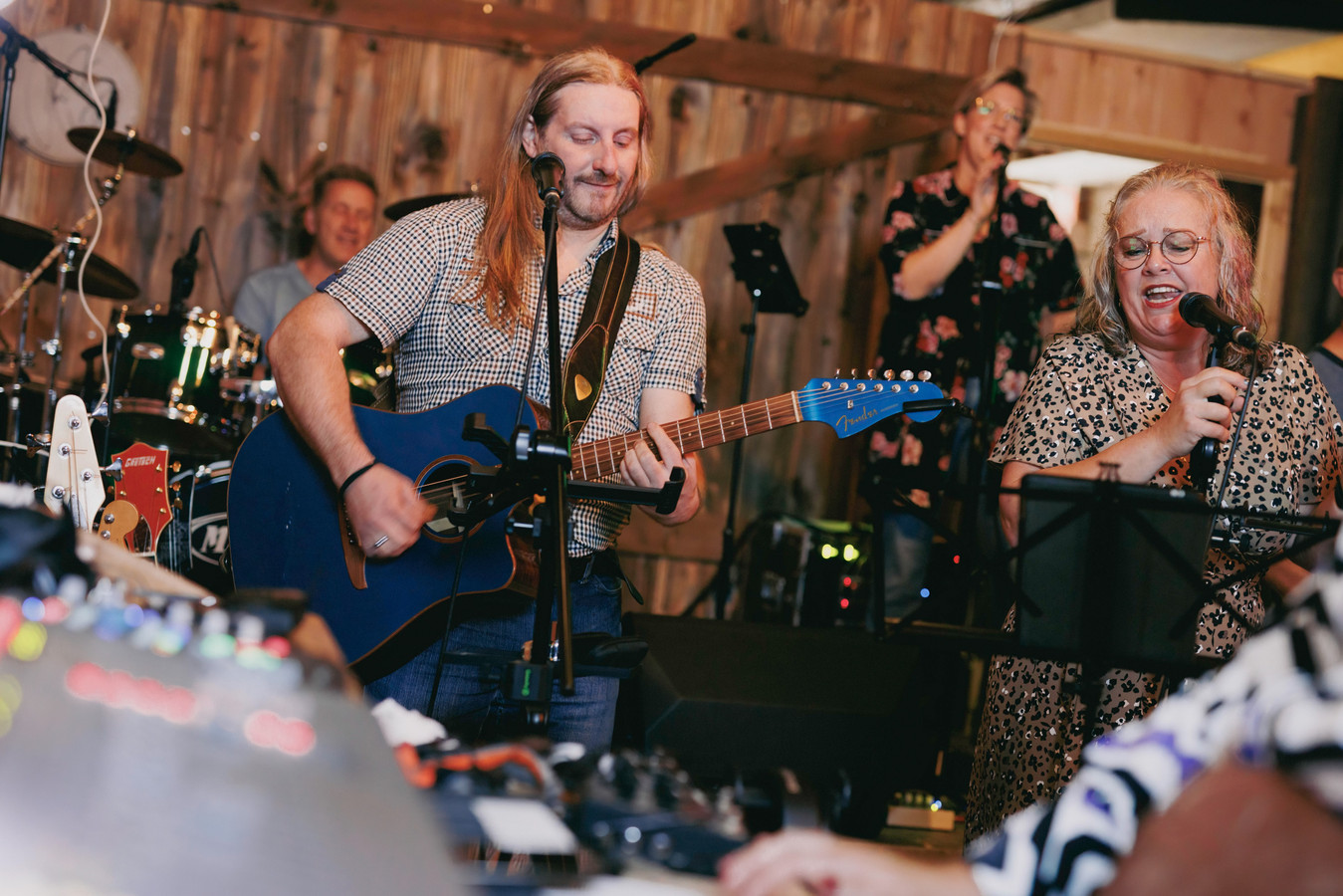 Lekker jammen achter de winkelstraat: ‘Muziek maken zonder prestatiedruk’ | Foto | AD.nl