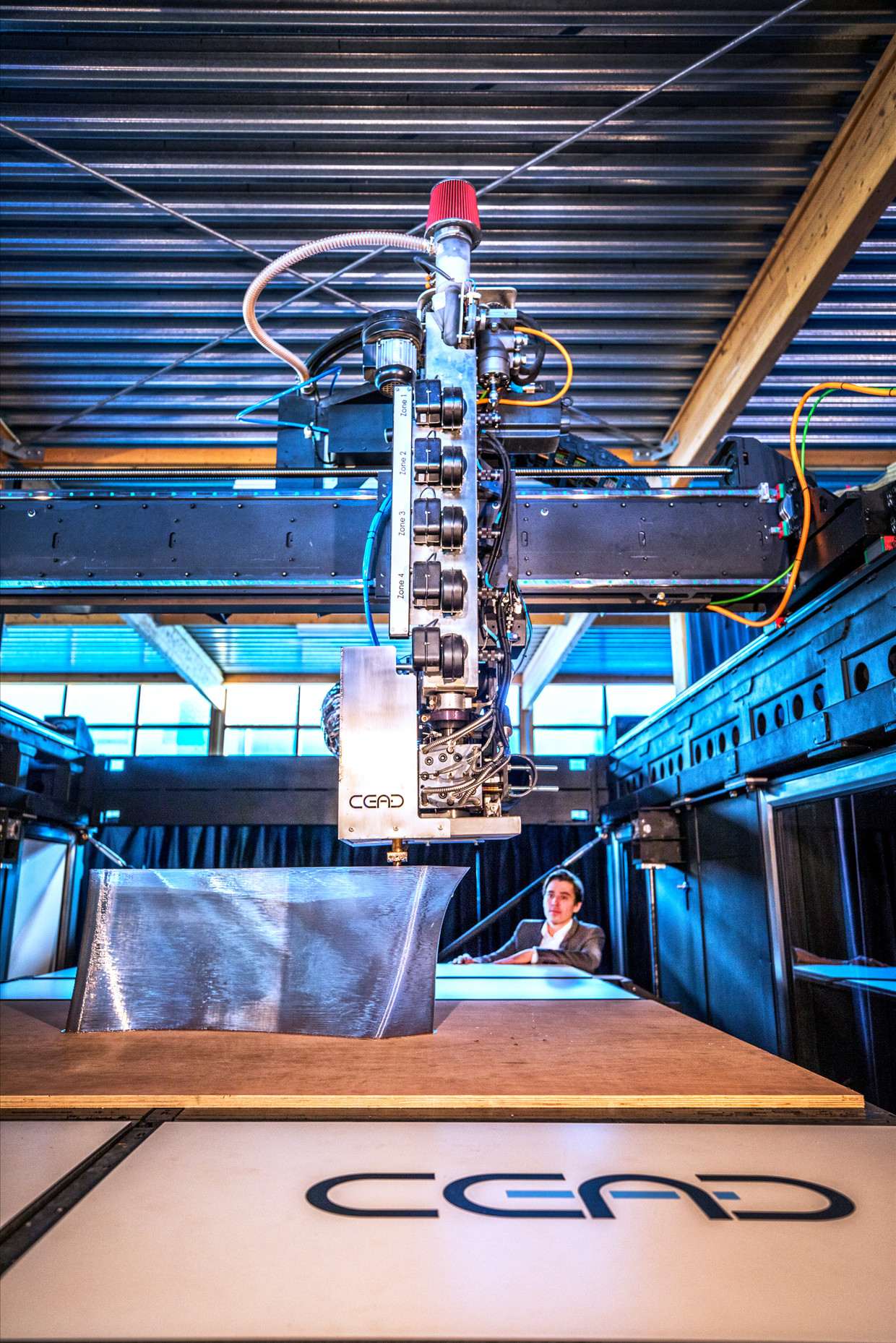 Een van de grootste 3D-printers ter wereld staat in Delft en kan kunststof voorwerpen printen ...