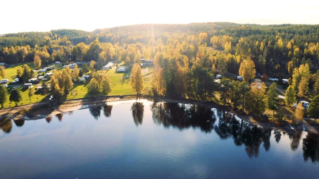 BINNENKIJKEN. De camping van Staf Coppens in Zweden is bijna klaar om ...