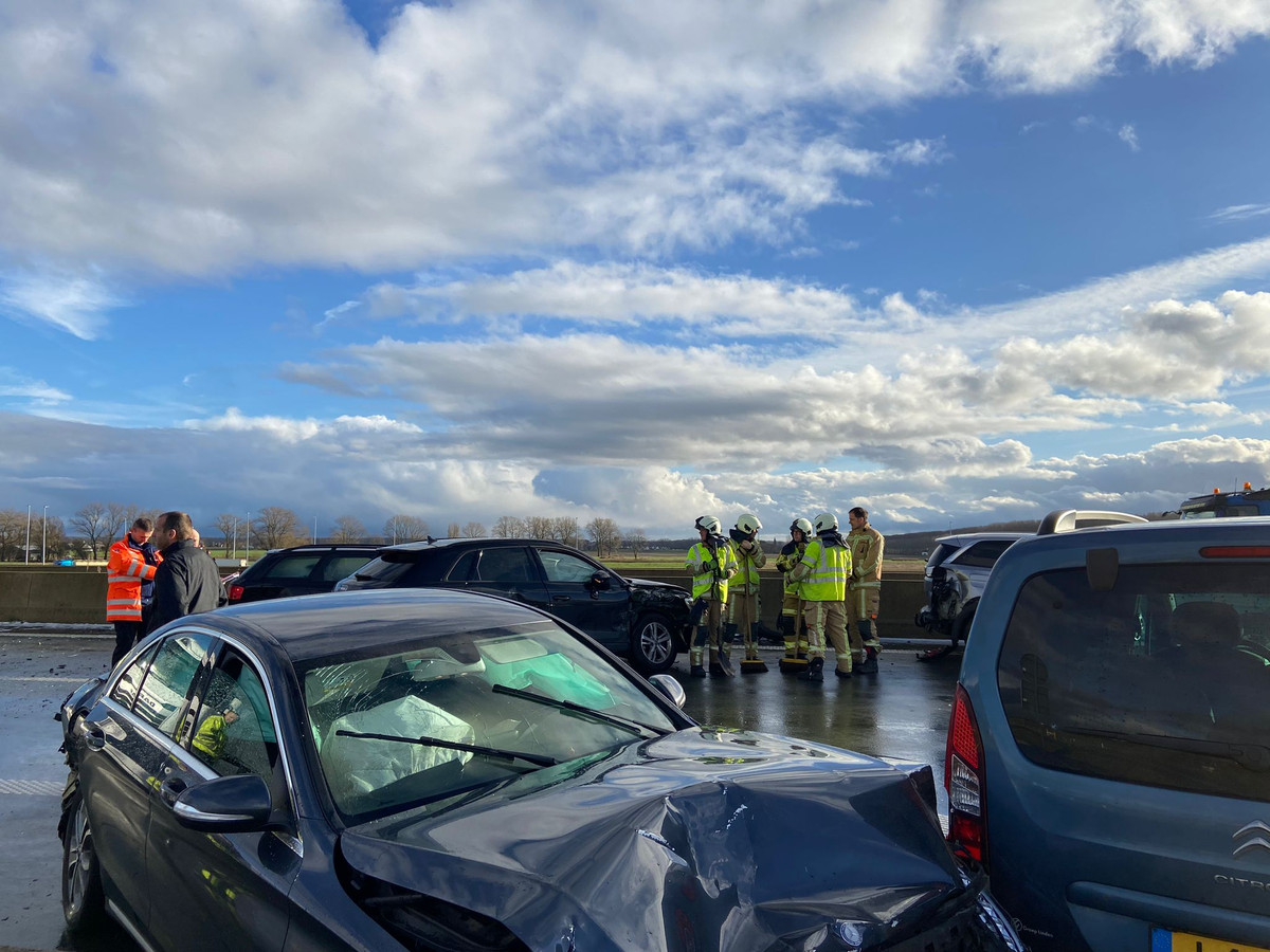 “Plots was het spekglad en lagen er overal kapotte wagens en ...