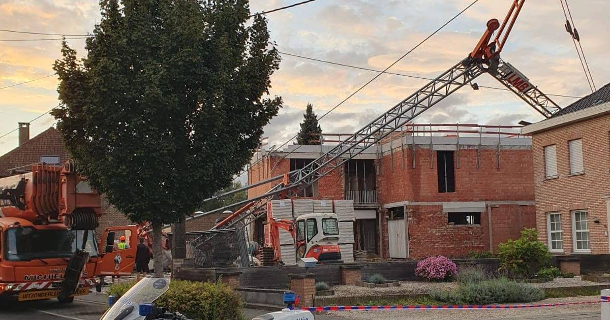 Hijskraan op bouwwerf valt om: aanpalende woning loopt schade op ...