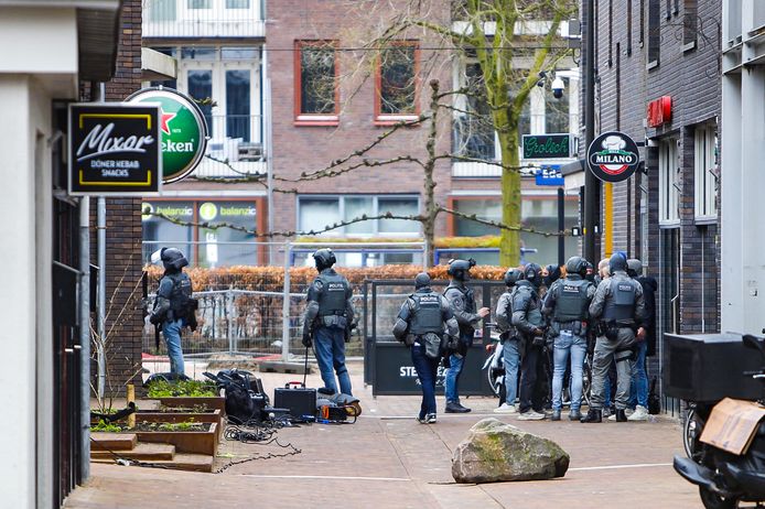 NOS doet aangifte tegen kroegbaas in Ede: ‘Reed met zijn auto tegen ...