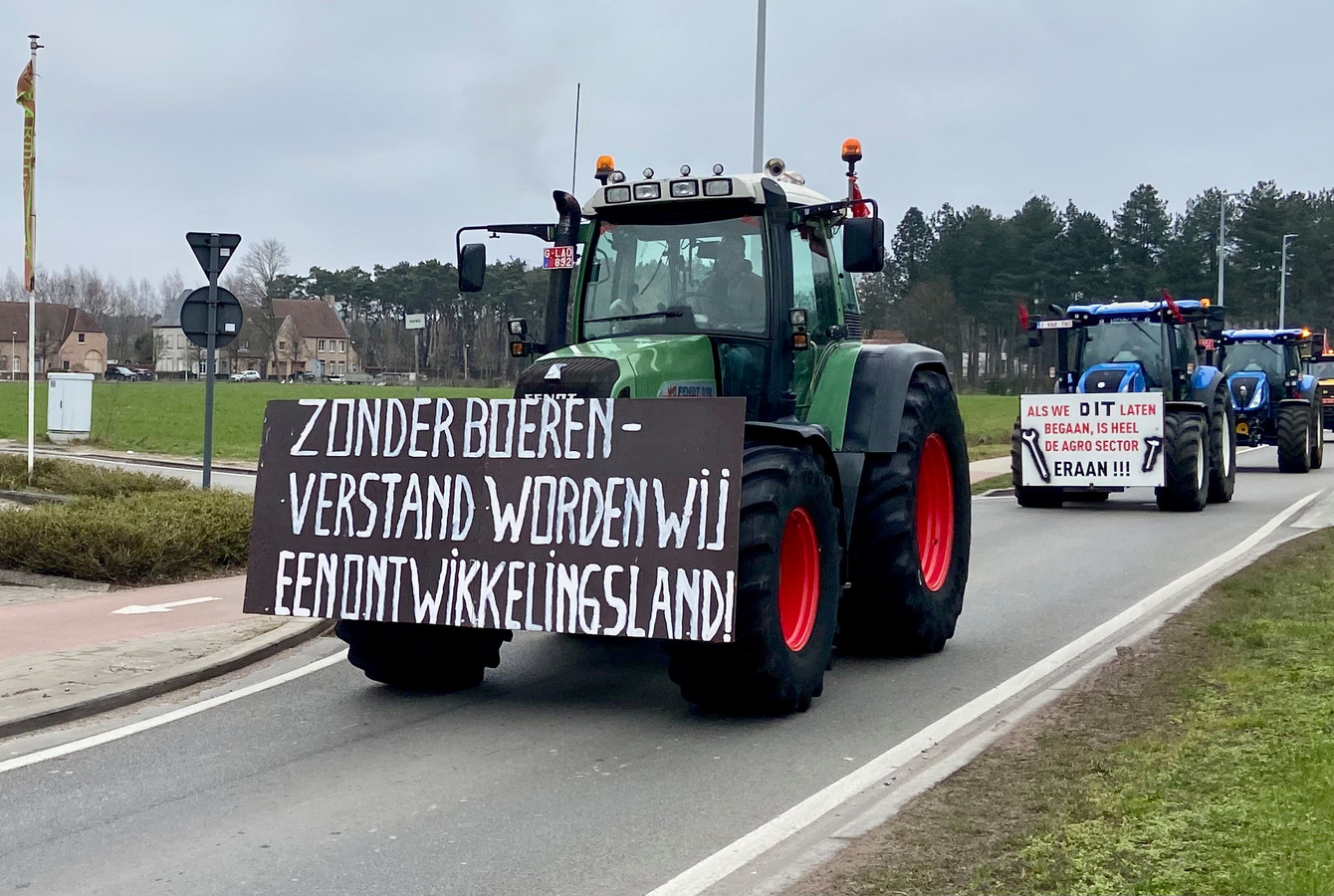 KIJK. Protestkaravaan van meer dan 250 tractoren trekt doorheen ...