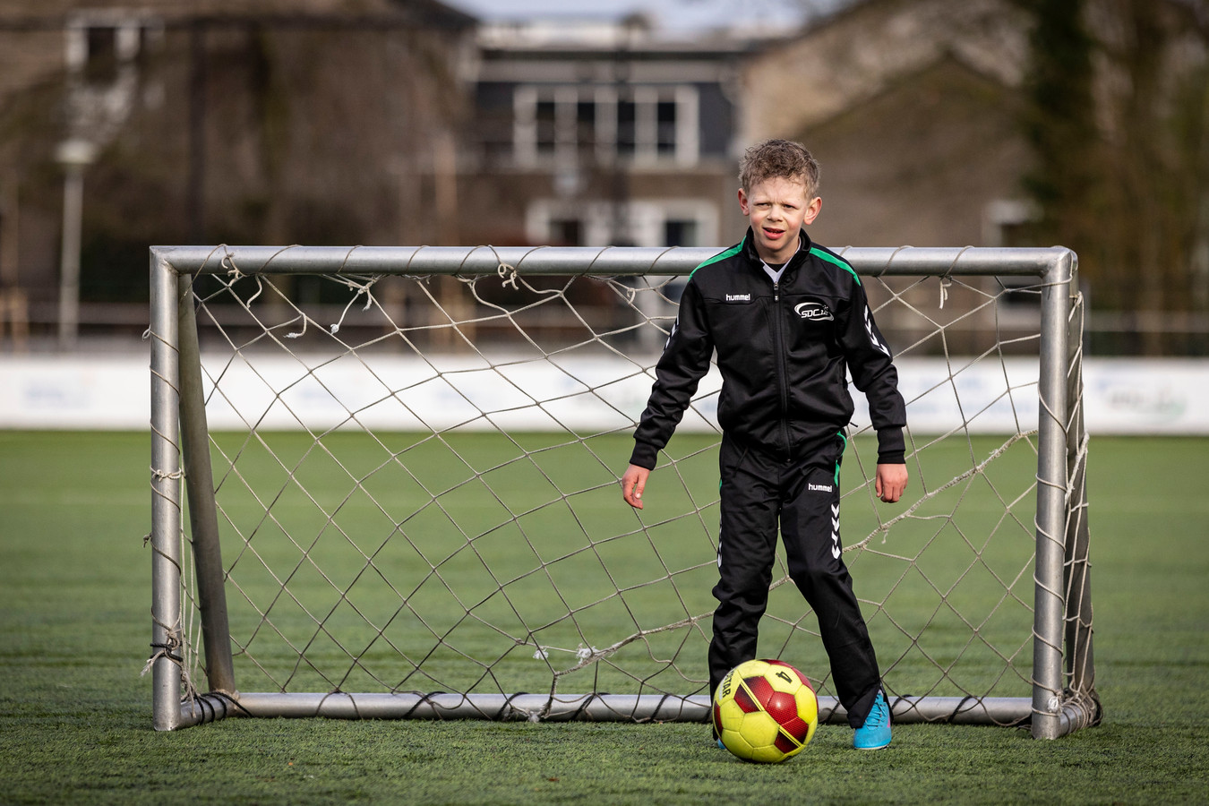 Thomas uit Denekamp kan dankzij SDC’12 nu ook voetballen: ‘Hij hoort er ...