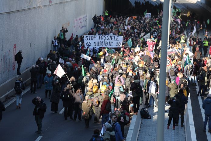 Honderden klimaatactivisten opgepakt voor blokkeren A12 in Den Haag ...