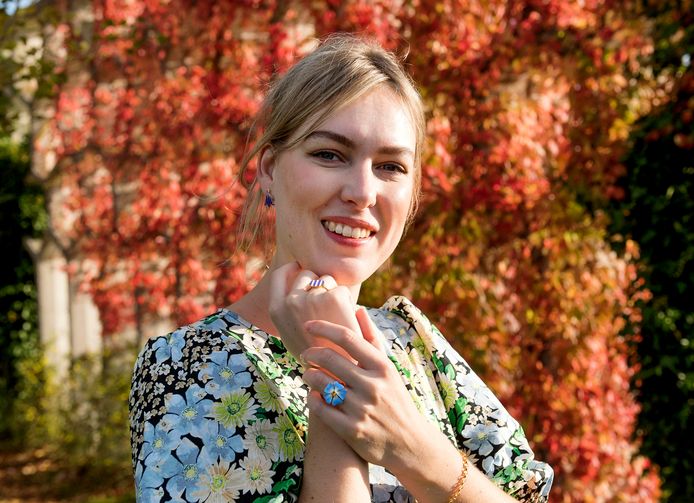 Lisa (29) maakt sieraden van oude laptops en verpakt ze in doosjes van ...