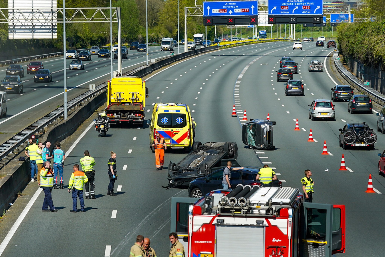 Zware botsing op A27: auto op zijn kop op de snelweg, andere wagen op de zijkant | Foto | AD.nl