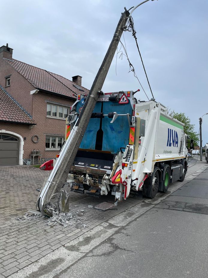 Vuilniswagen ramt verlichtingspaal: Godsbergstraat zonder elektriciteit ...