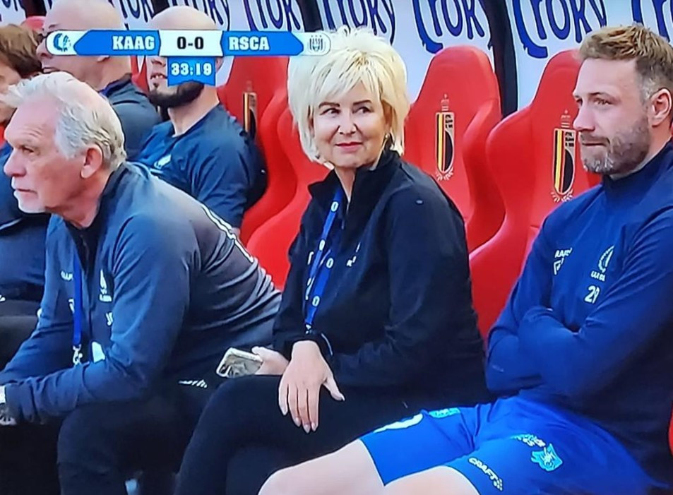 ACHTER DE SCHERMEN BIJ KAA GENT. Wasvrouw Nancy vervult met glans haar ...