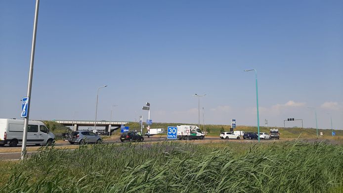 Pech na pech vandaag bij Westerscheldetunnel: Motorrijder duwt zijn ...
