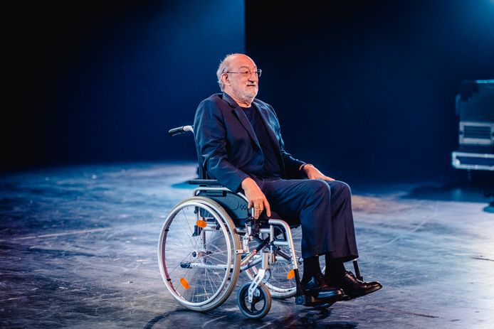 Danny Verbiest in een rolstoel in ‘James, de musical’ | TV | hln.be