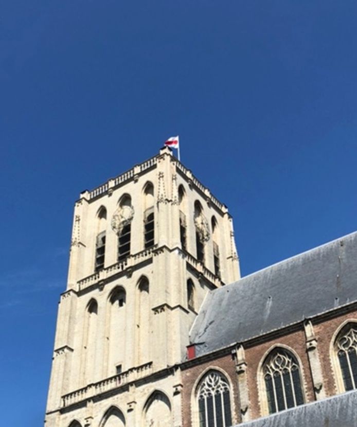 Vlag wappert na maanden eindelijk weer op de Brielse Dom | Voorne ...