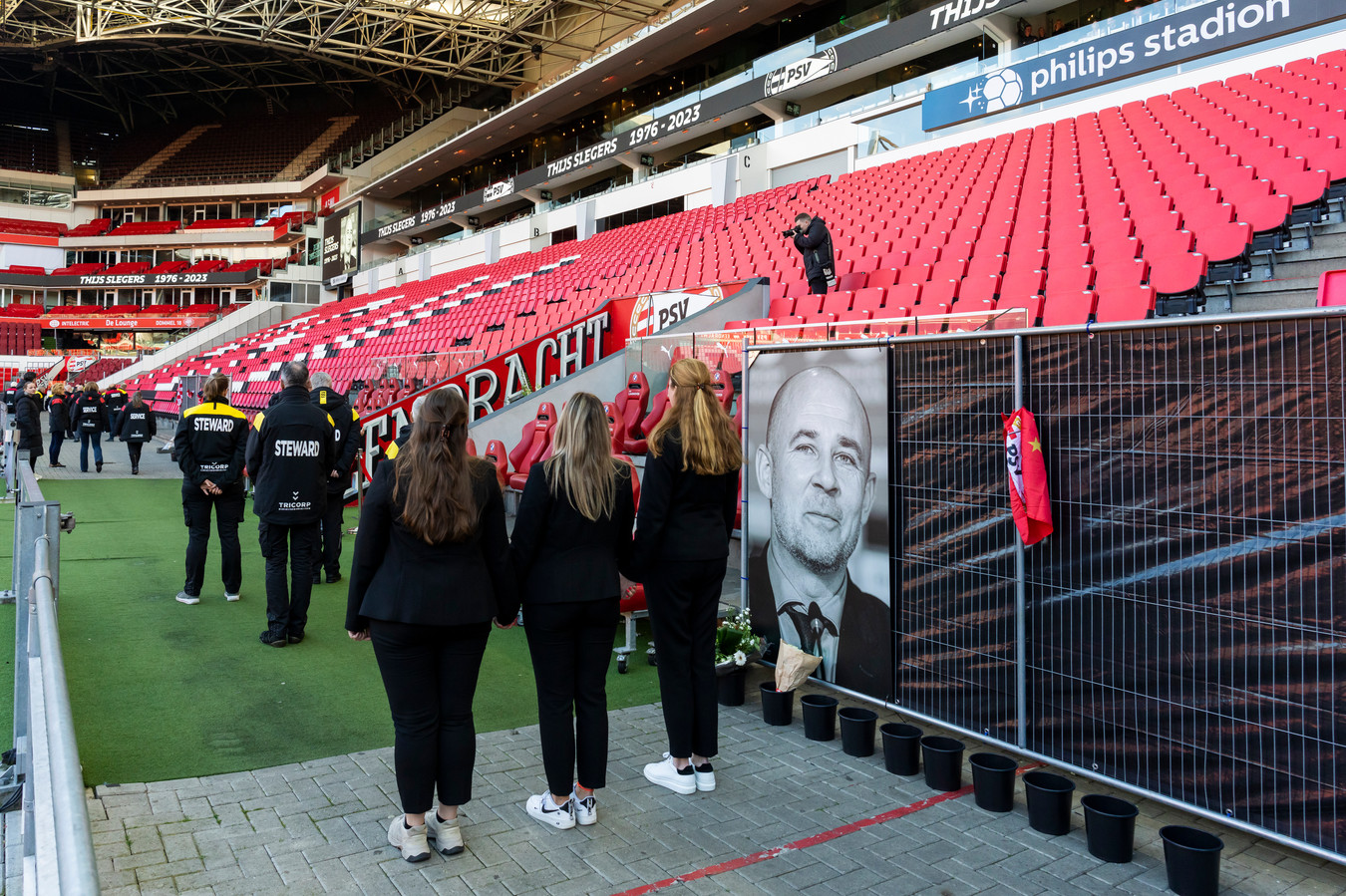 Duizenden PSV-supporters brengen laatste groet aan Thijs Slegers in ...
