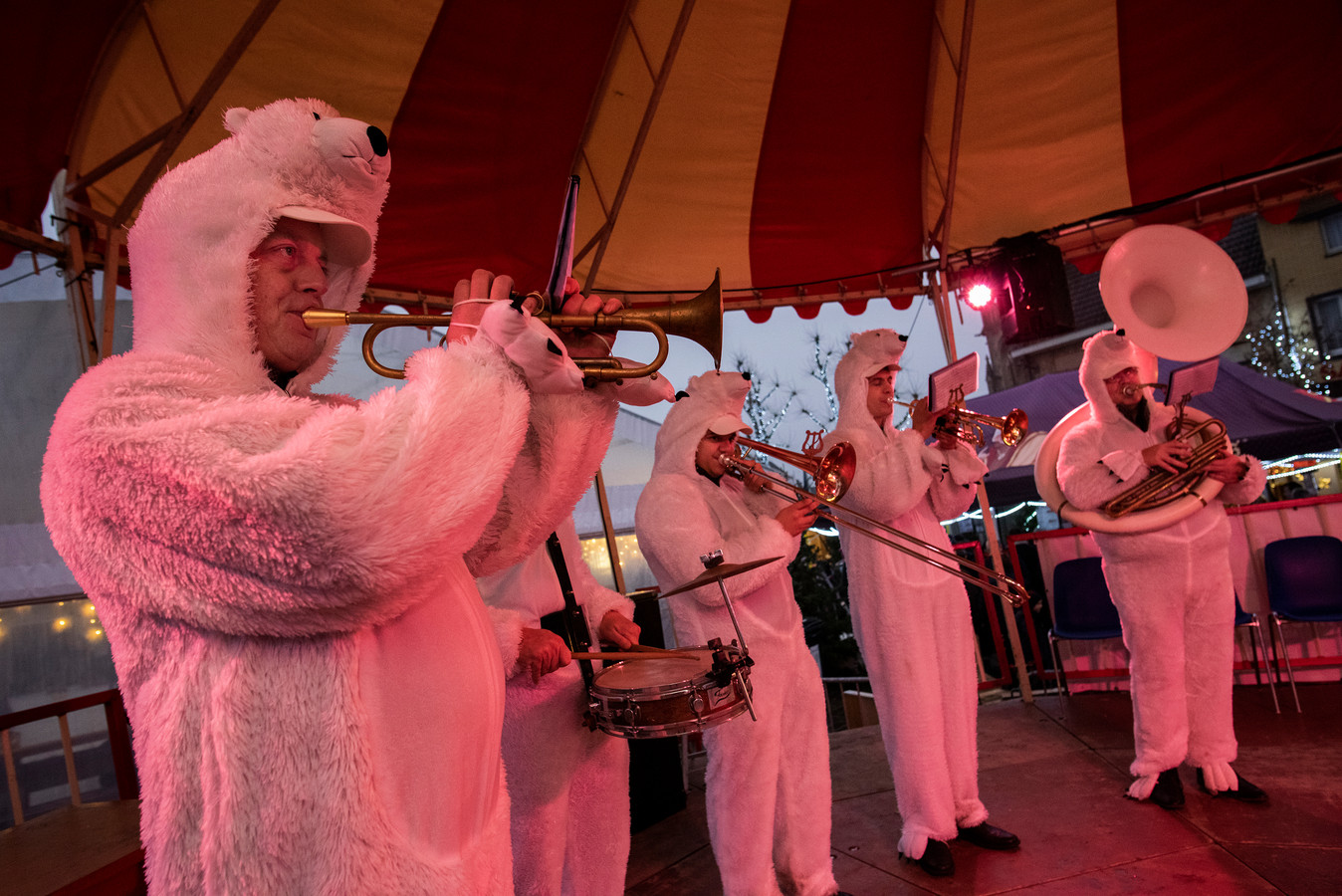 Nostalgische rupsbaan en ’t Westvlams Gemiengeld Vintekoor tijdens ...