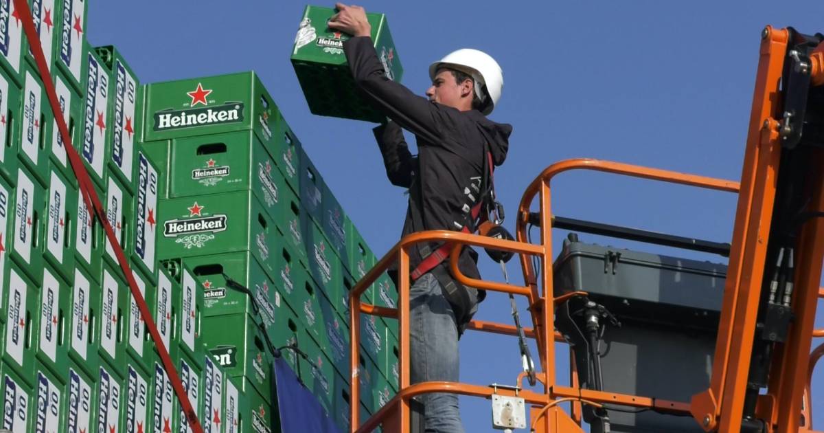 Nieuw wereldrecord bierkratten stapelen | Delft | AD.nl