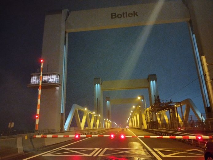 Truckers met gevaarlijke stoffen rijden illegaal door Spijkenisse bij ...