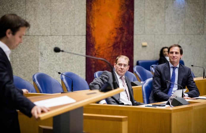 Coalitie zinspeelt op nieuwe bezuinigingen | Politiek | AD.nl