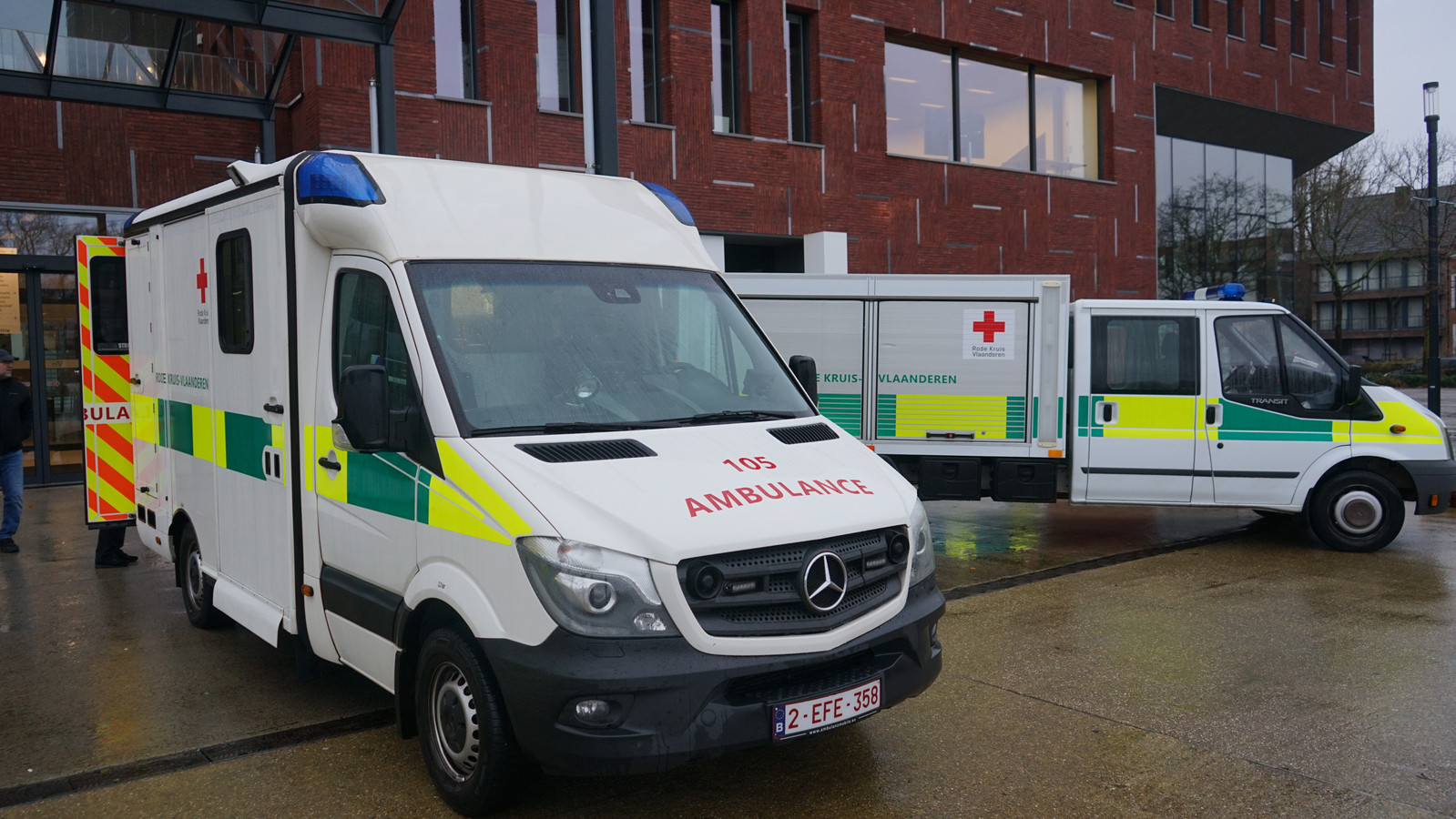 Nieuwe ziekenwagen van Rode Kruis officieel in gebruik genomen | Foto ...