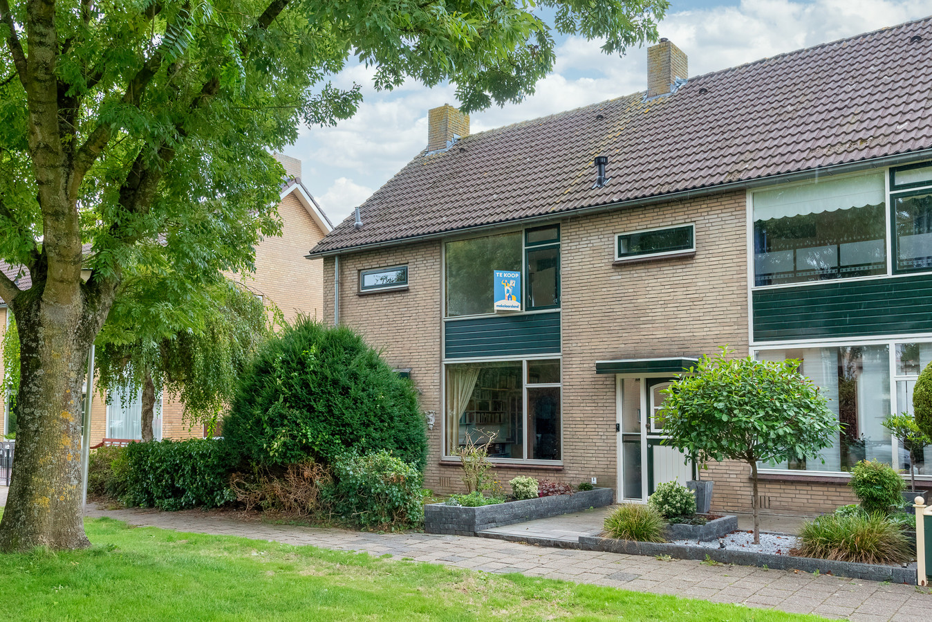 Dit lijkt een gewoon rijtjeshuis, maar binnen leef je in de luxe van ...