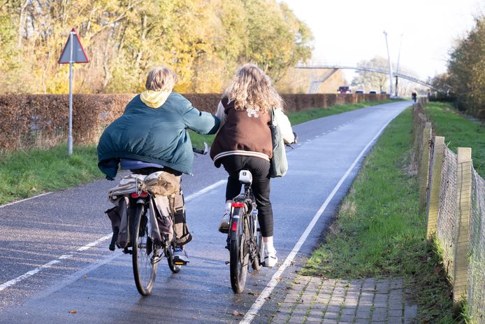 Waarom gaan zoveel jongeren op een e-bike naar school? ‘Het is vooral ...