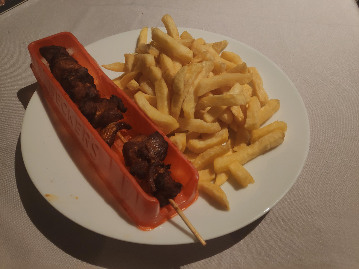 “De stoverijsaus is vermengd met de mayonaise. Het ziet er één groot ...