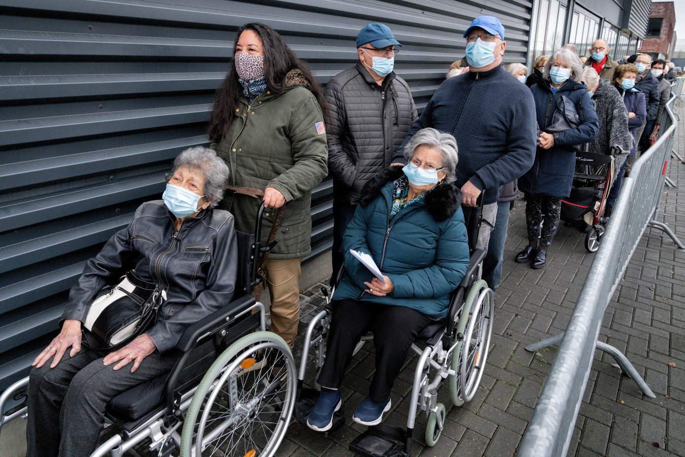 Ouderen staan koukleumend in de rij voor boosterprik, GGD belooft tent ... Ouderen staan koukleumend in de rij voor boosterprik, GGD belooft tent ...