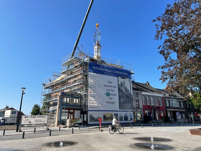 Iconisch torentje van vroeger gemeentehuis staat na 7 jaar weer op zijn ...