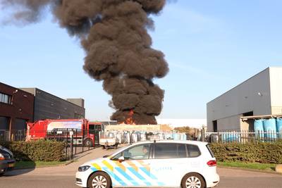 Veel rook bij grote brand bedrijfspand Waalwijk: ‘Sluit ramen en deuren ...