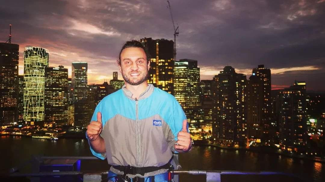 Dries viert overgang van oud naar nieuw als gids op Australische brug ...