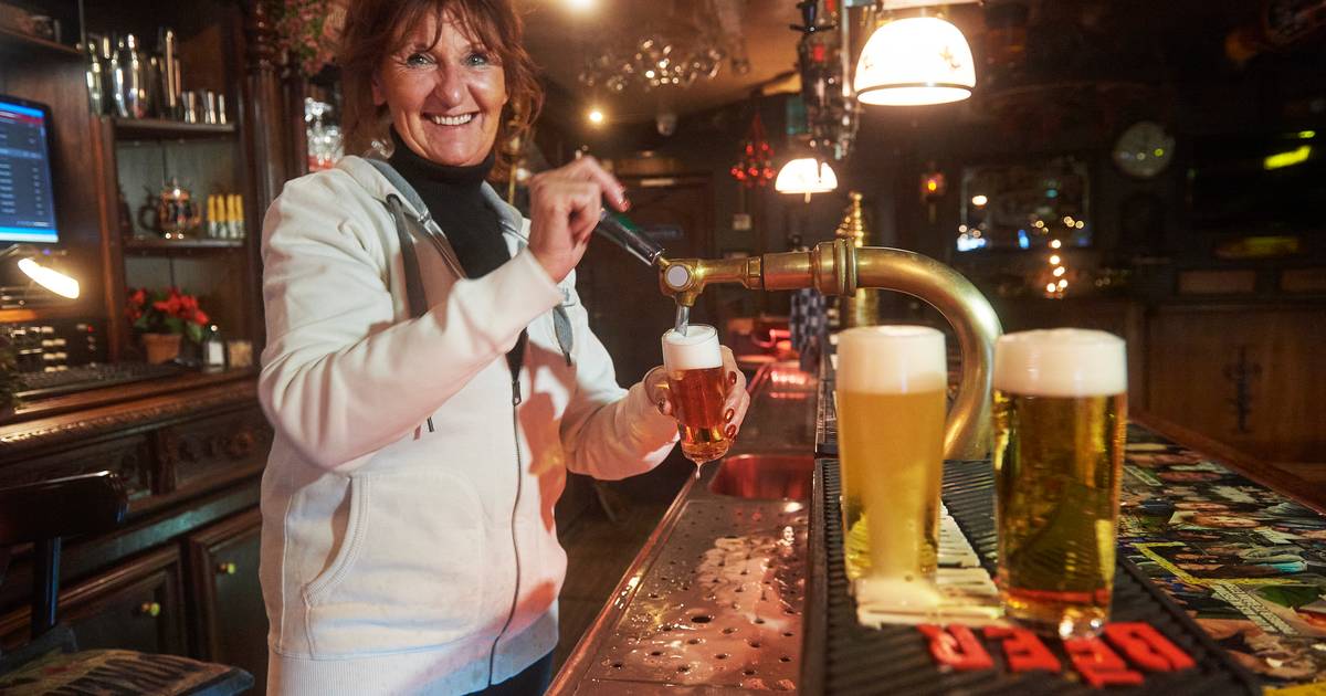 Anke tapt uit een ander (Duits) vaatje: pilsje in Udens café wordt ...