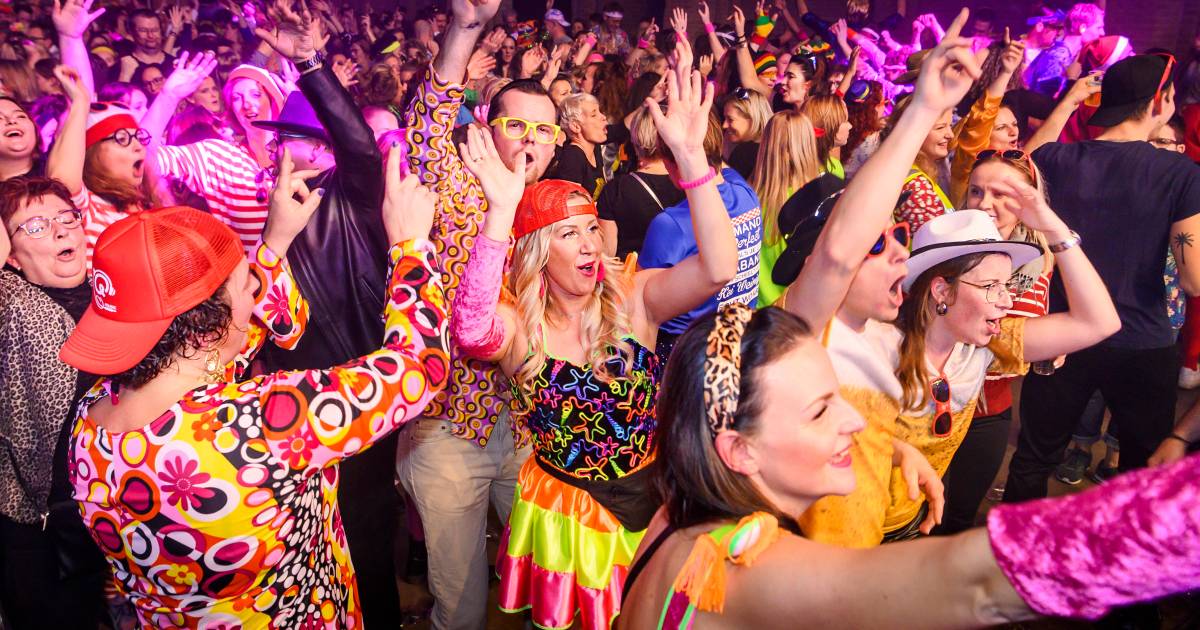 Losgaan in foute outfits tijdens The Party FOUT in de Koekbouw Veghel ...