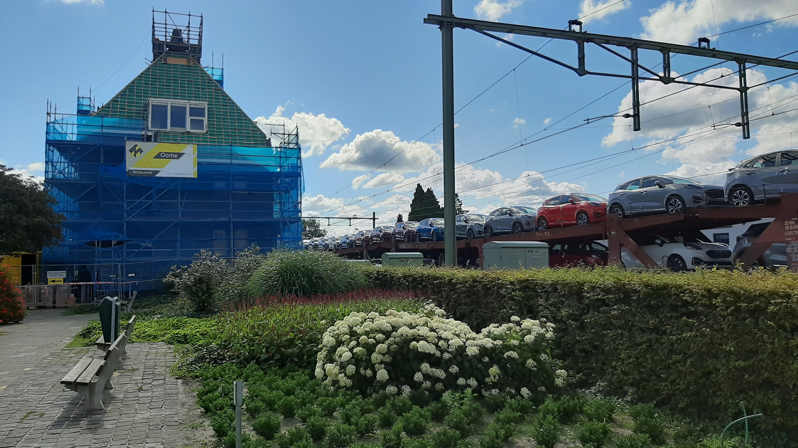 Iedere treinreiziger herkent het stationsgebouw van Rijen, maar nu even ...