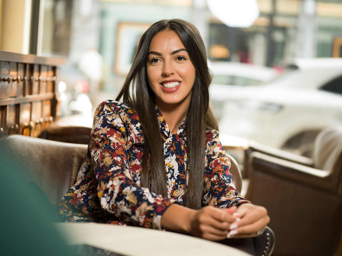 INTERVIEW. Oumi Rayane (22) over Remco, de Vuelta, hun nakende huwelijk ...