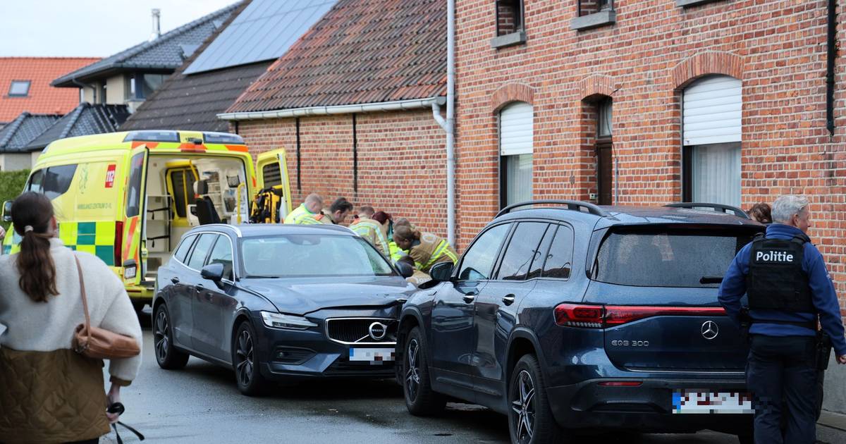 Twee personen naar ziekenhuis na frontale botsing tussen twee ...