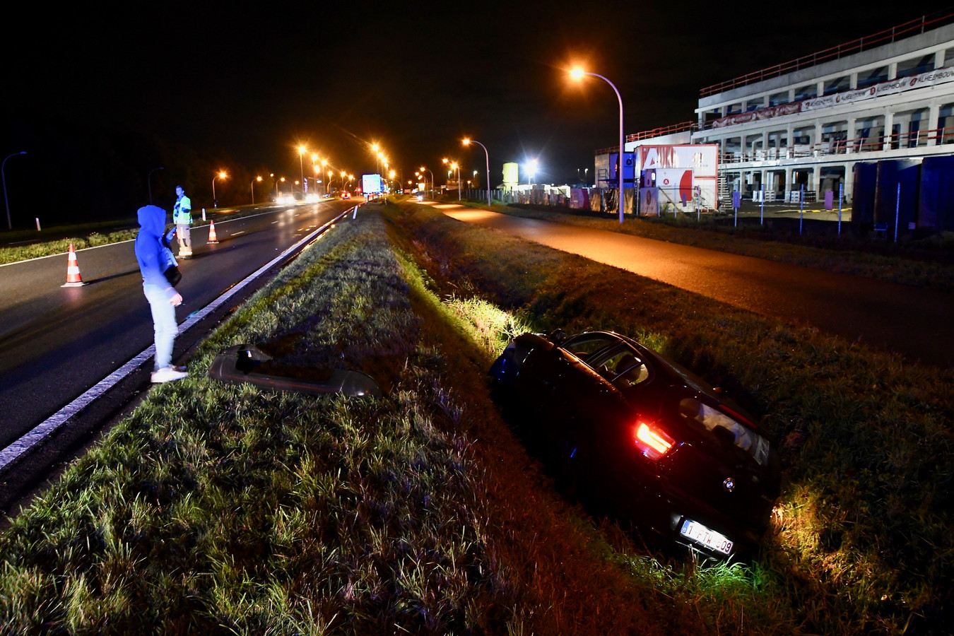 Na botsing op Rijksweg: zowel links als rechts auto in de gracht | Foto ...